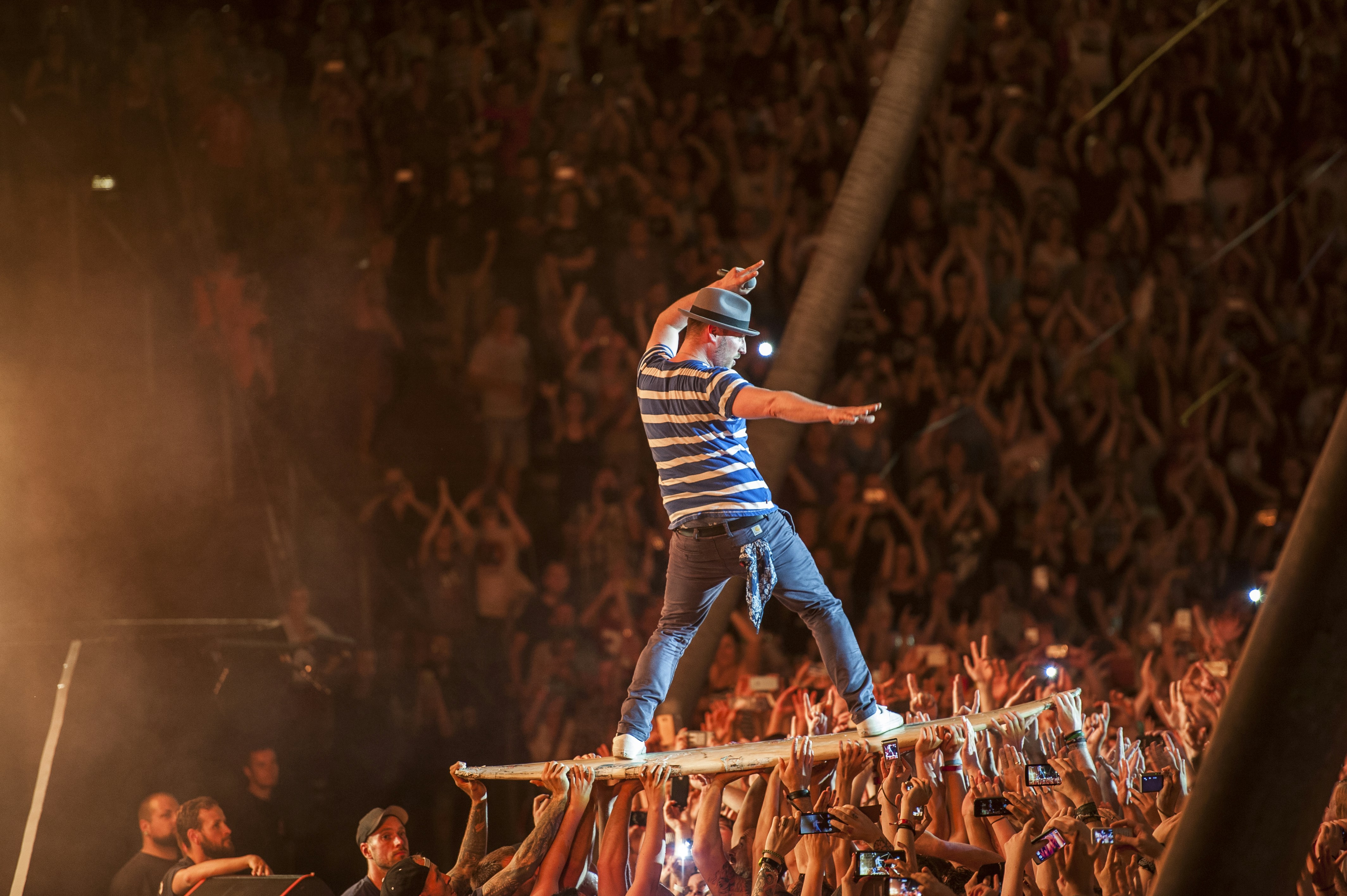 Crowd Surfing Pictures | Download Free Images on Unsplash