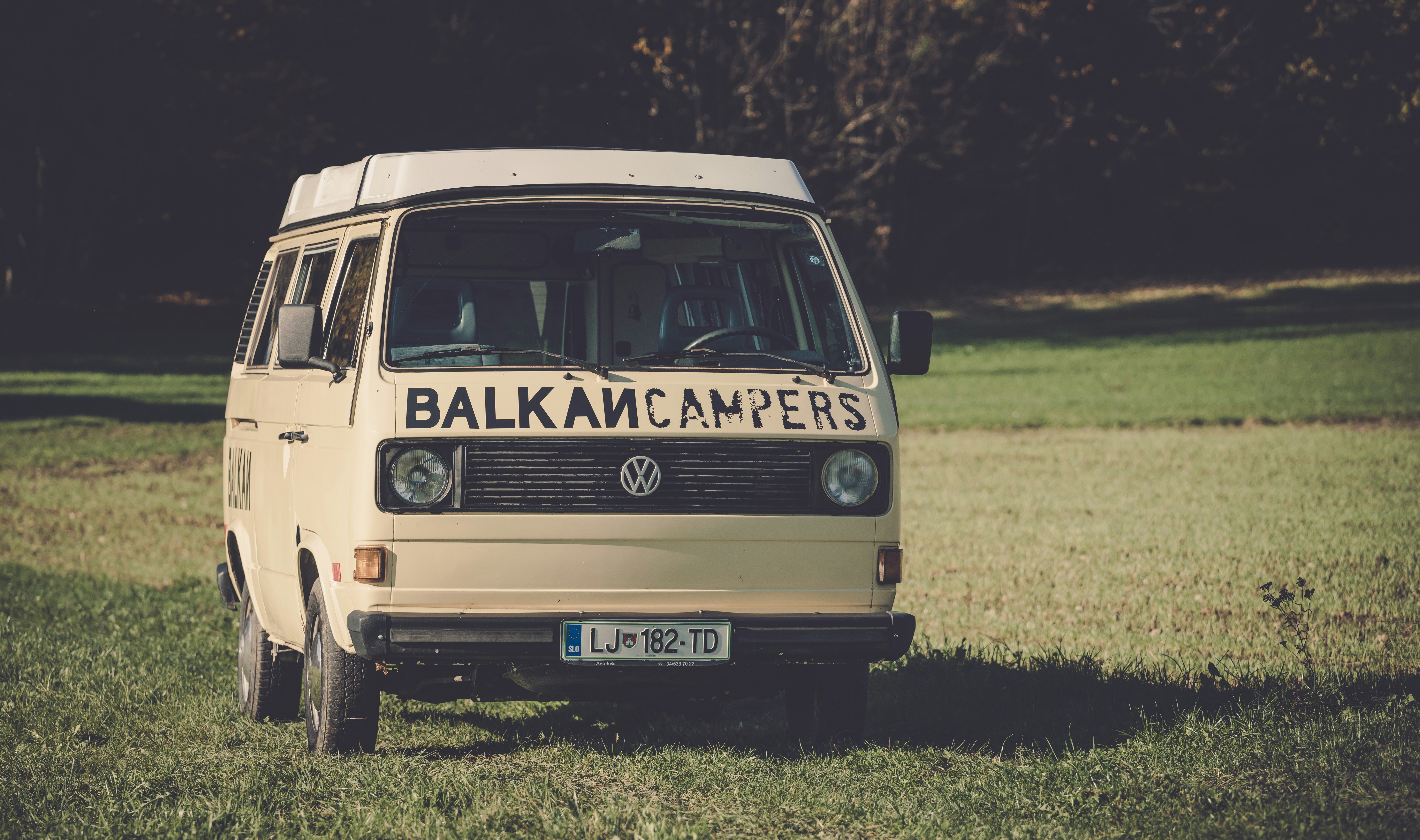 Brown Volkswagen T3 camper van parked on grass field photo – Free ...