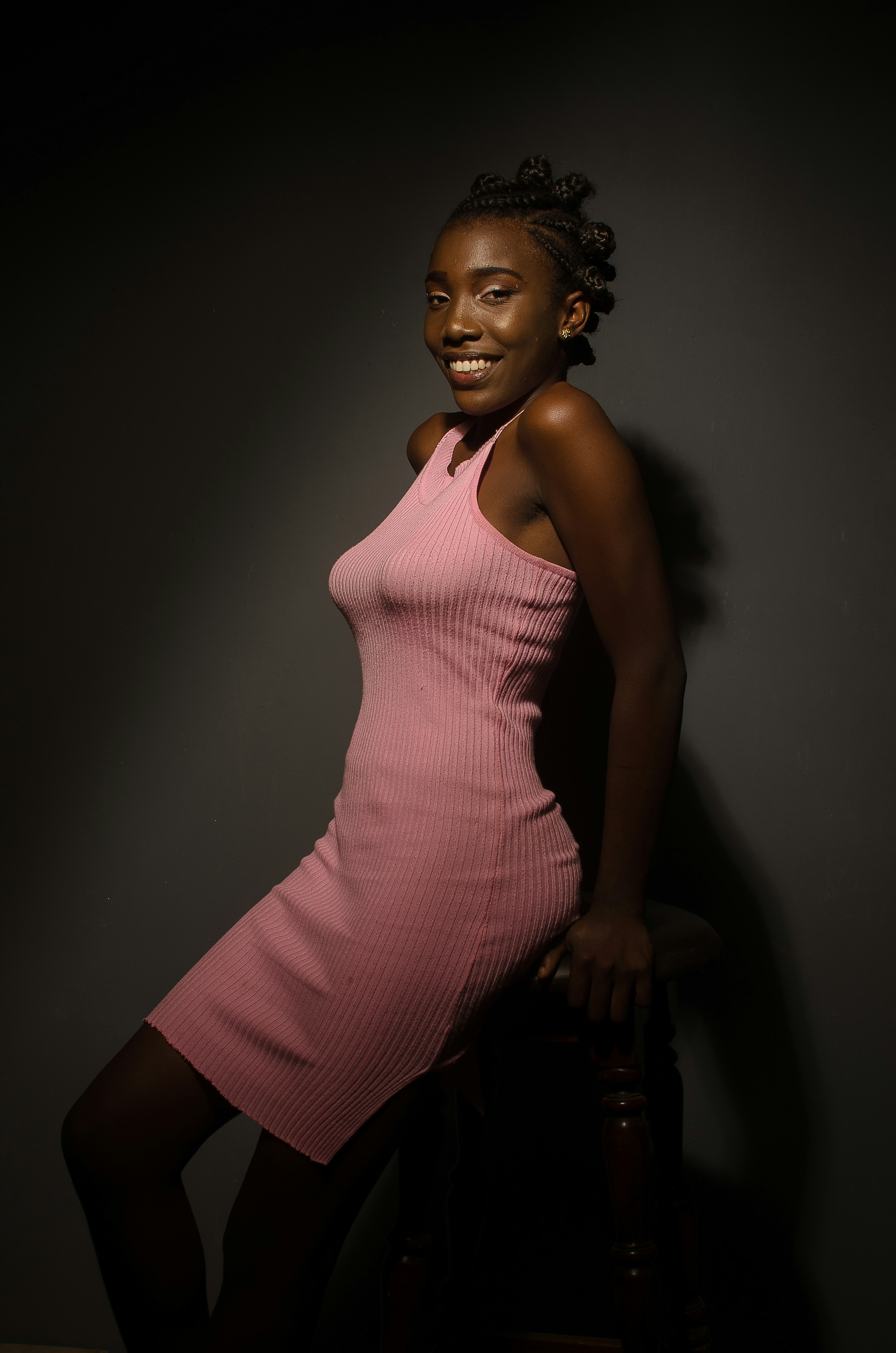 Foto Mujer sonriente en vestido midi rosa sin mangas – Imagen Negro gratis en Unsplash