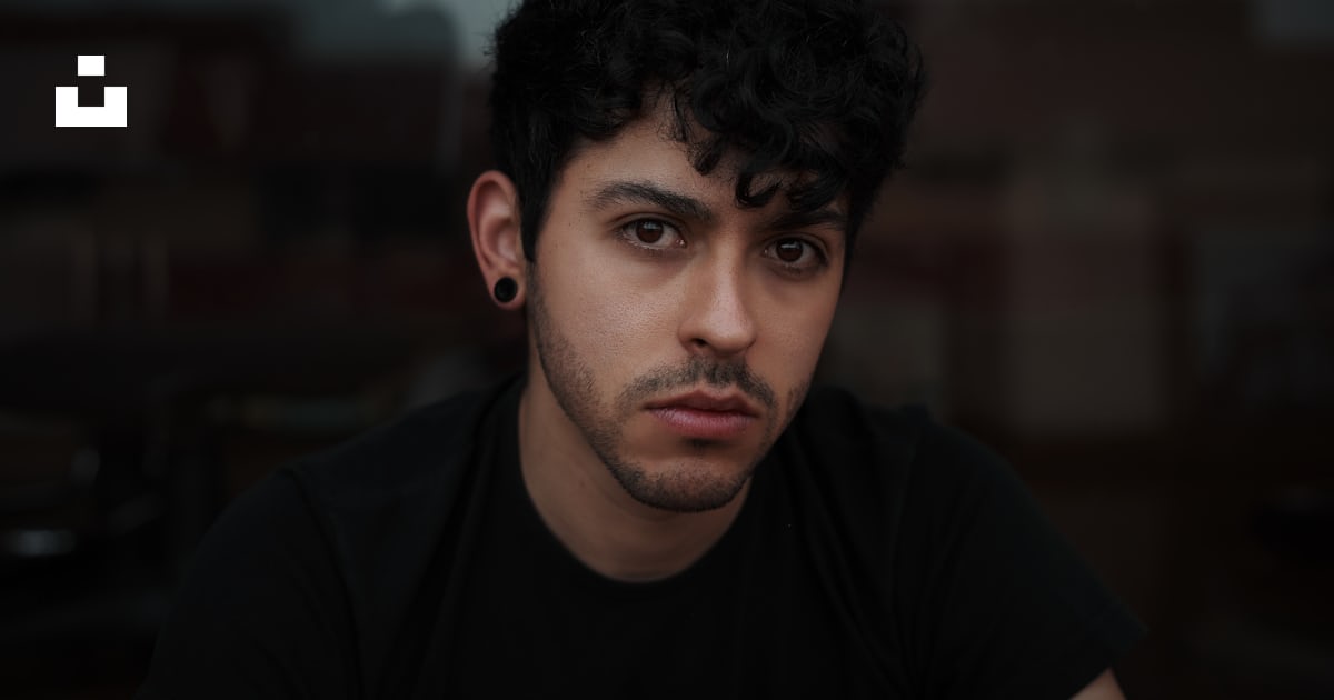 Man Wearing Black Crew Neck Shirt Photo Free México Image On Unsplash