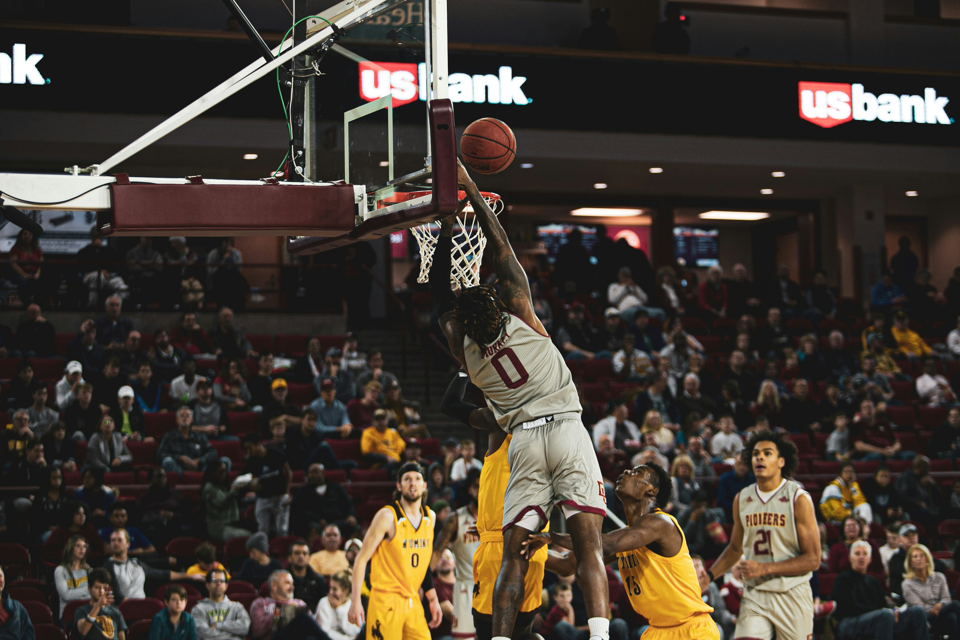 Man dunking the ball photograph photo – Free Human Image on Unsplash