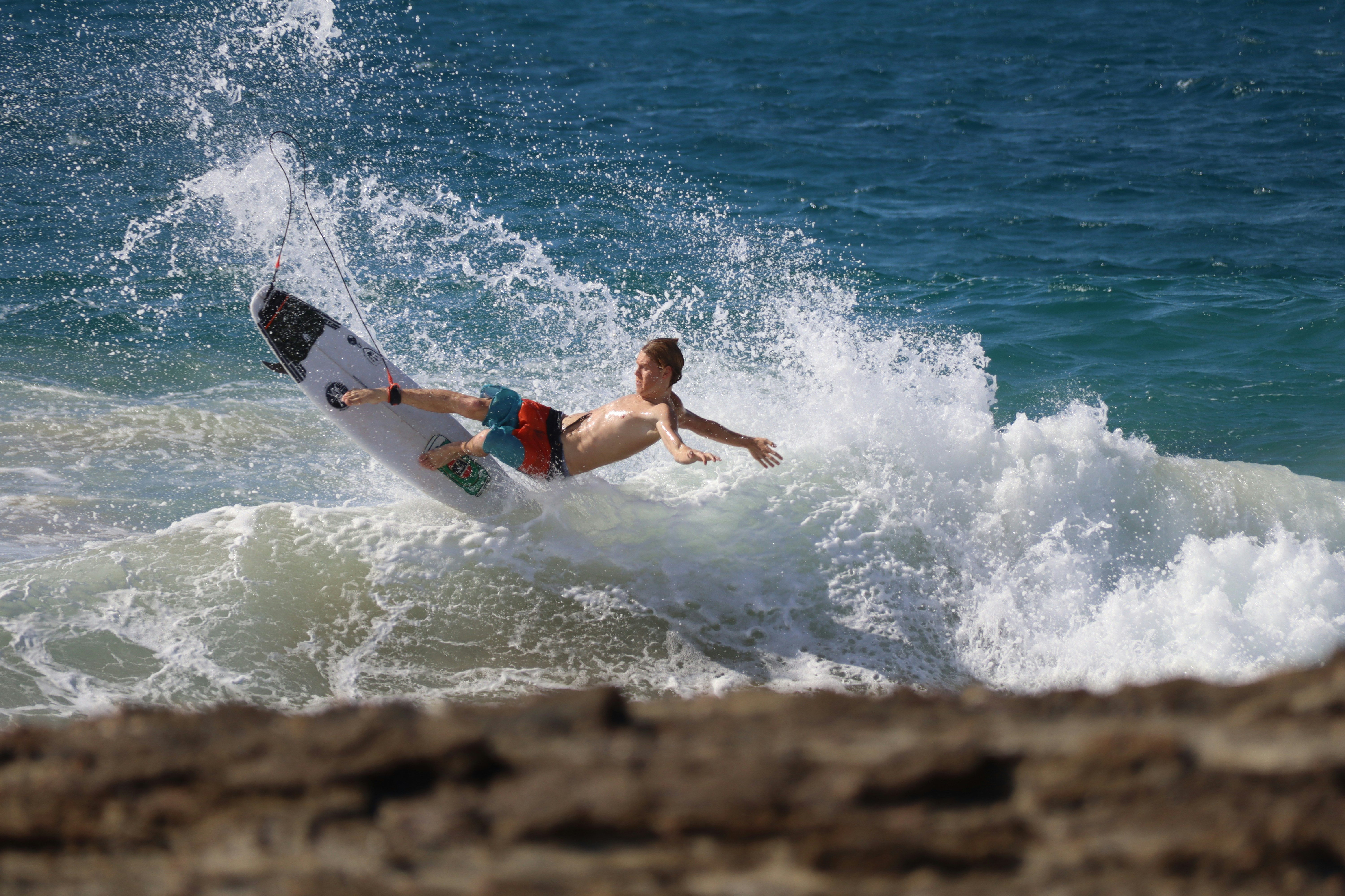Foto Hombre en topless surfeando en una ola grande durante el día ...