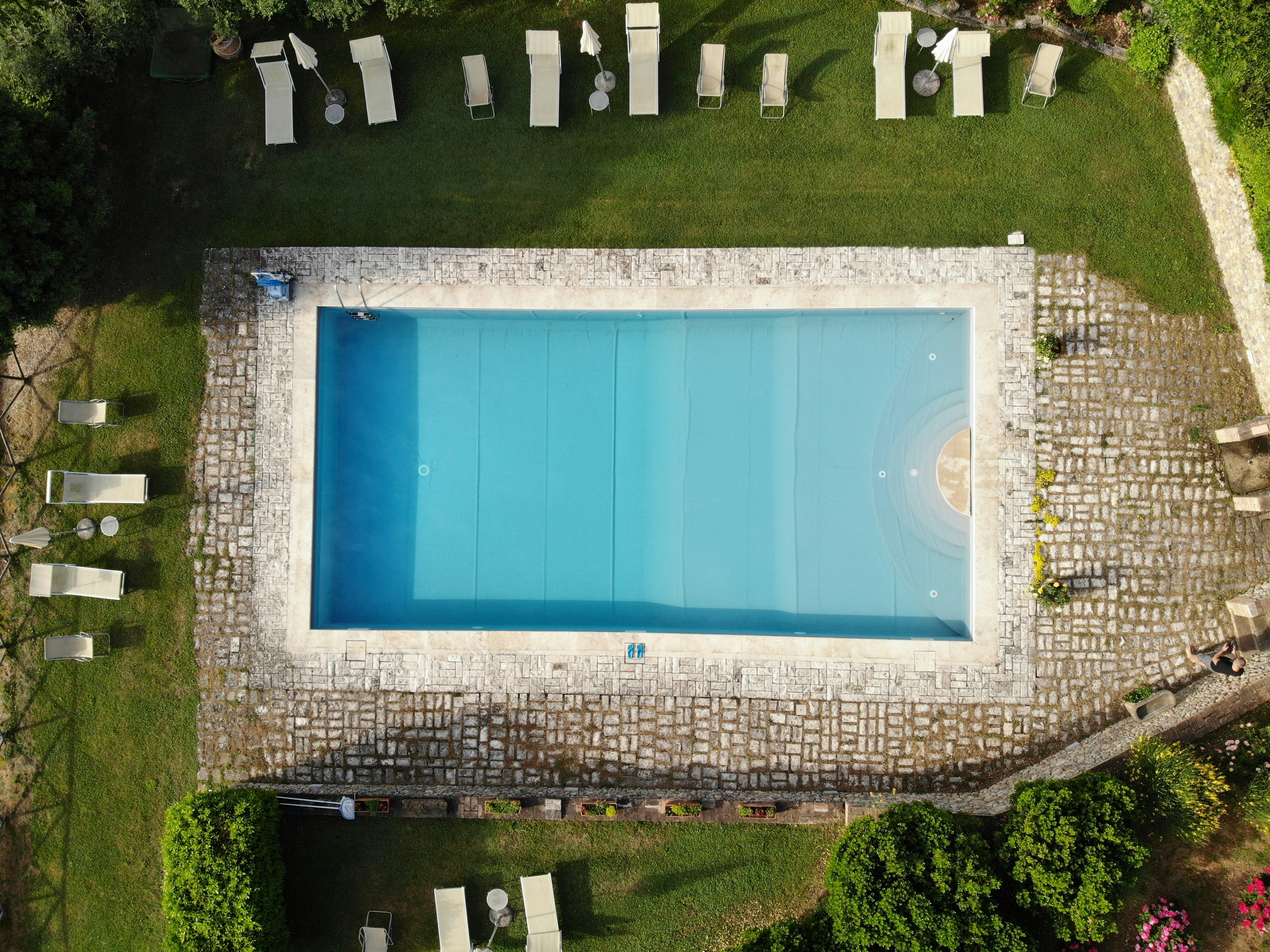 An aerial view of a pool in a cemetery photo – Free Human Image on Unsplash