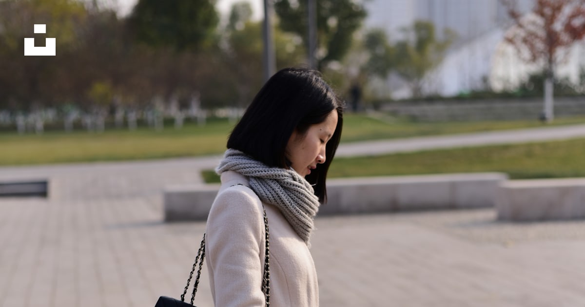 스마트폰을 들고 걷는 여자 사진 Unsplash의 무료 여자 이미지