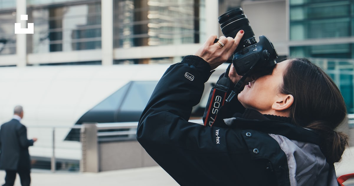 Dslr 카메라를 사용하여 회색과 검은 색 재킷을 입은 여자 사진 Unsplash의 무료 카나리 워프 이미지