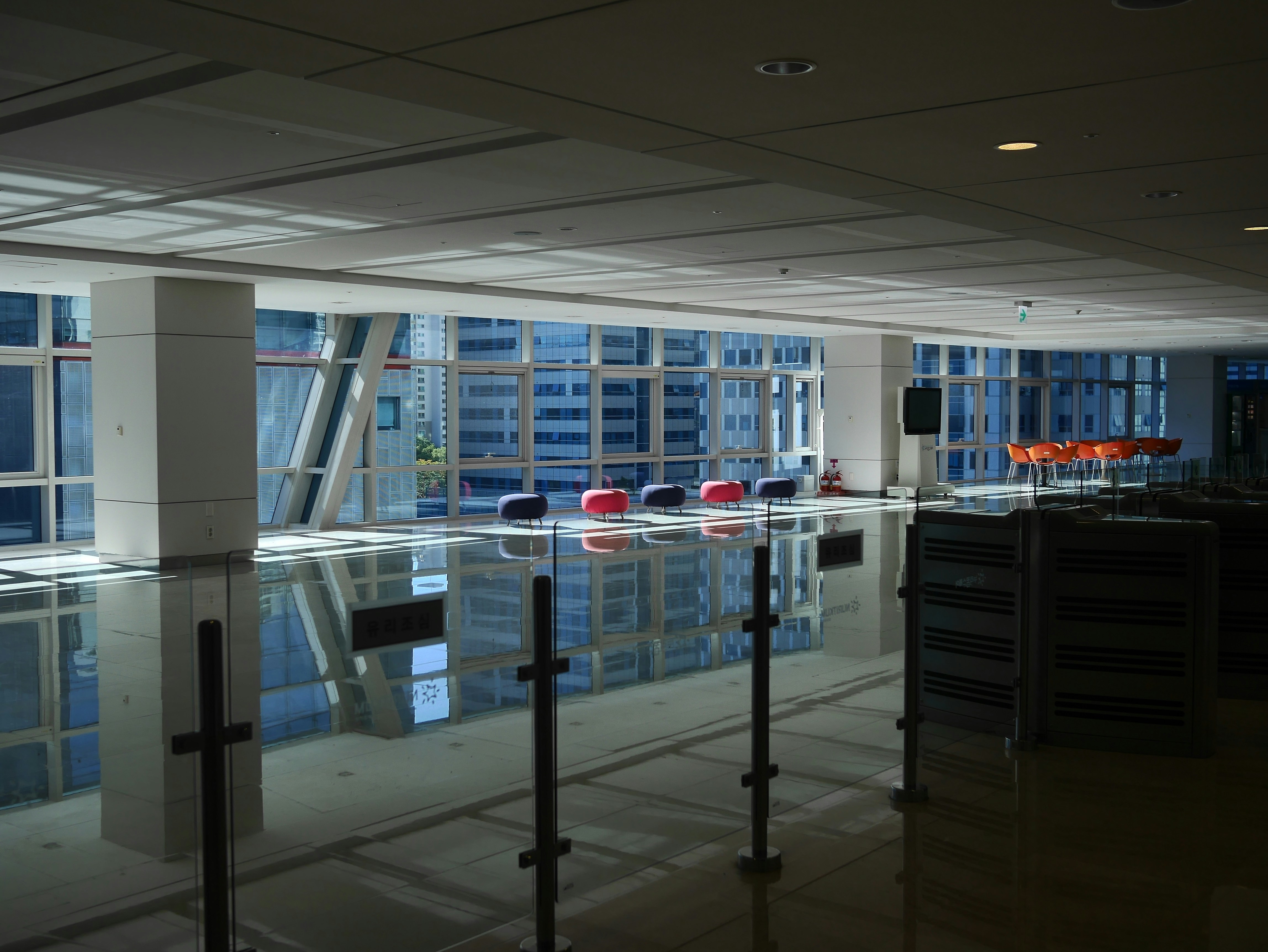 Modern Reflections in a Sunlit AtriumSam Shin