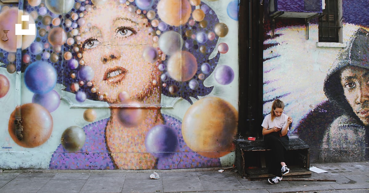 Femme Assise Sur Un Banc Photo Photo Shoreditch En Anglais Seulement