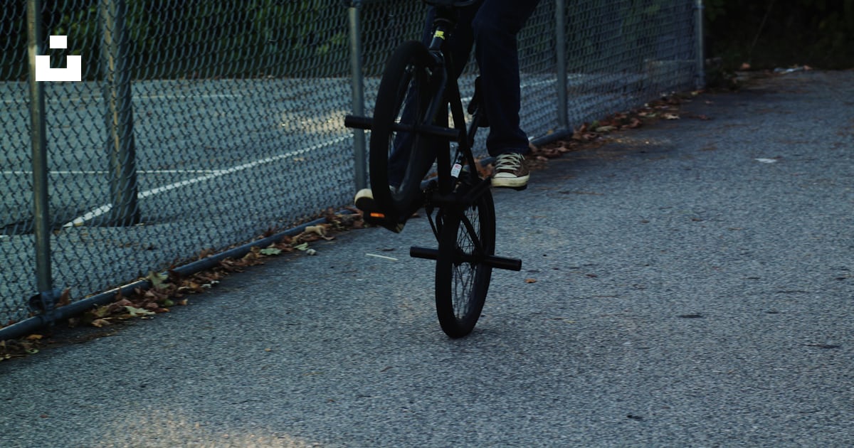체인 링크 울타리 근처에서 Bmx 자전거를 타는 사람 사진 Unsplash의 무료 자전거 이미지