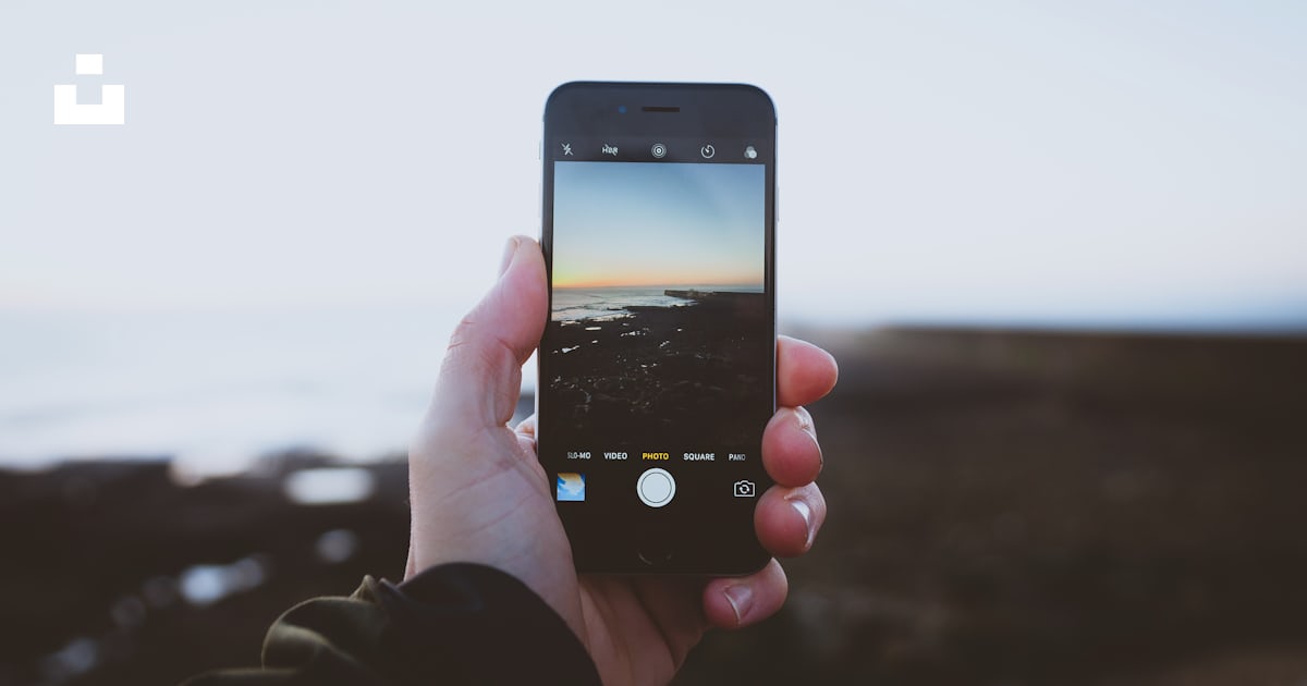 낮에 Iphone을 사용하여 풍경 사진을 찍는 사람 사진 Unsplash의 무료 전화 이미지