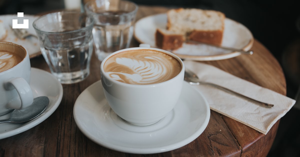 Tasse En Céramique Blanche Sur Soucoupe En Céramique Blanche Sur Table