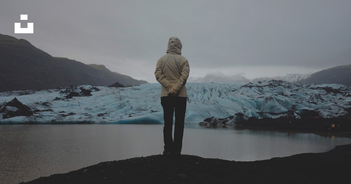 Foto Mujer De Pie En El Acantilado Frente Al Cuerpo De Agua Imagen
