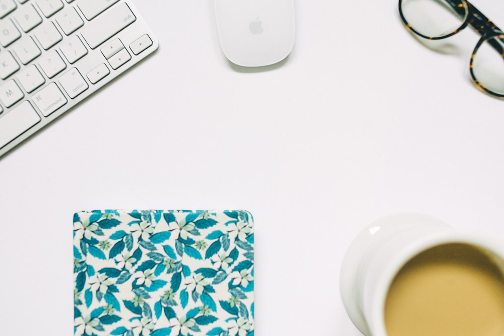 5 Essentials for Your Office Desk - JobGet Blog