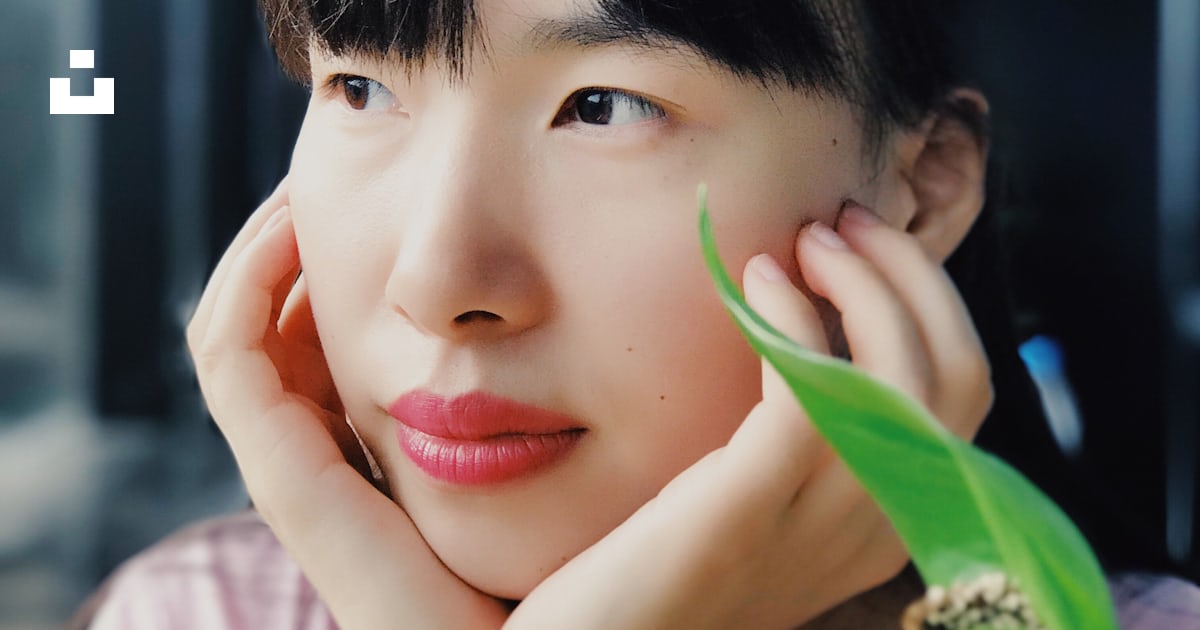 시계와 분홍색 스쿱넥 셔츠를 입은 여성의 선택적 초점 사진 사진 Unsplash의 무료 여자 이미지