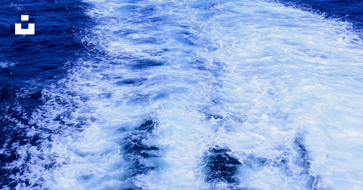 Drei Weiße Windräder Auf Dem Meer Foto Kostenloses Bild Zum Thema