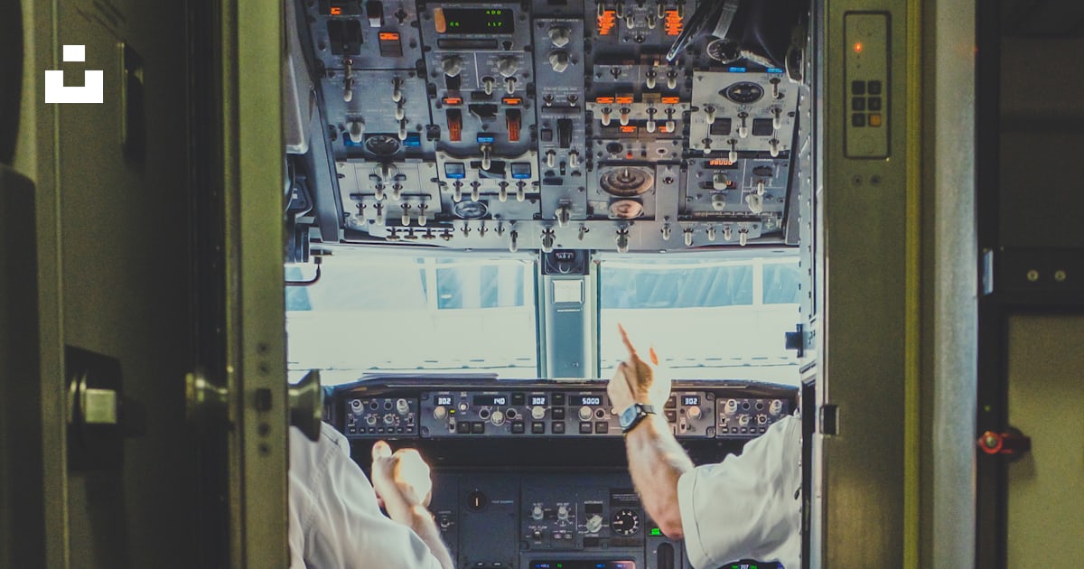 飛行機のコックピット内のパイロットと副操縦士の写真 Unsplashの無料コントロール写真
