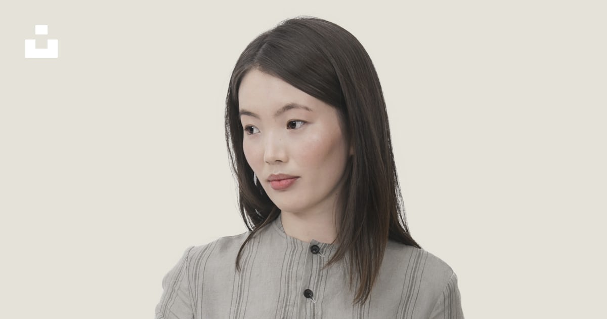 회색 줄무늬 버튼 업 긴팔 드레스를 입고 빨간 포인트 앤 슛 카메라를 들고 있는 여자 사진 Unsplash의 무료 여자 이미지