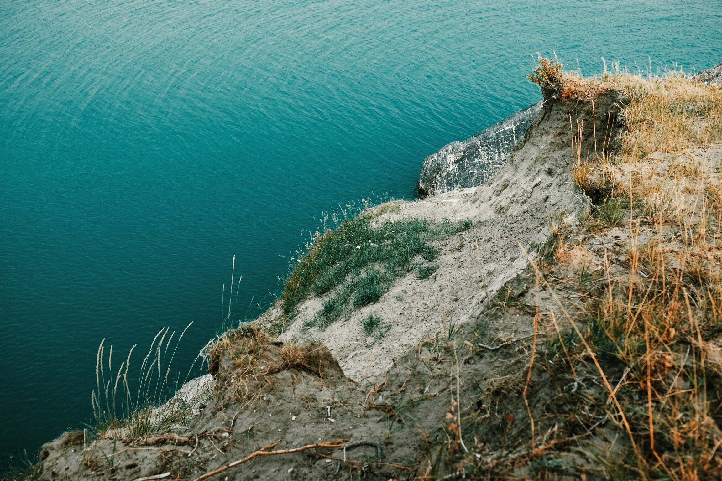 Cliff beside body of water photo – Free Canada Image on Unsplash