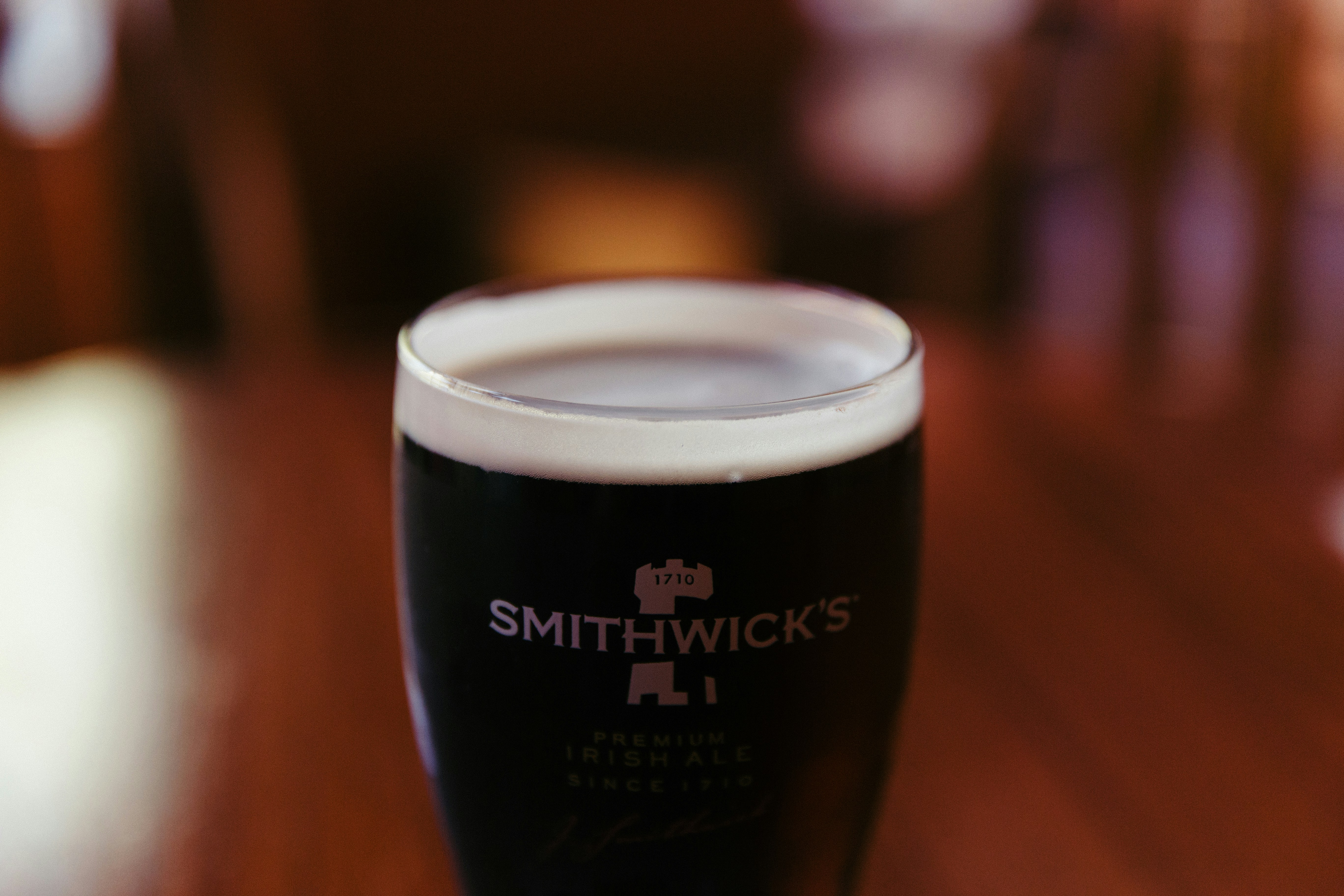 Foto Vaso claro de Smithwick con café – Imagen Cerveza gratis en Unsplash