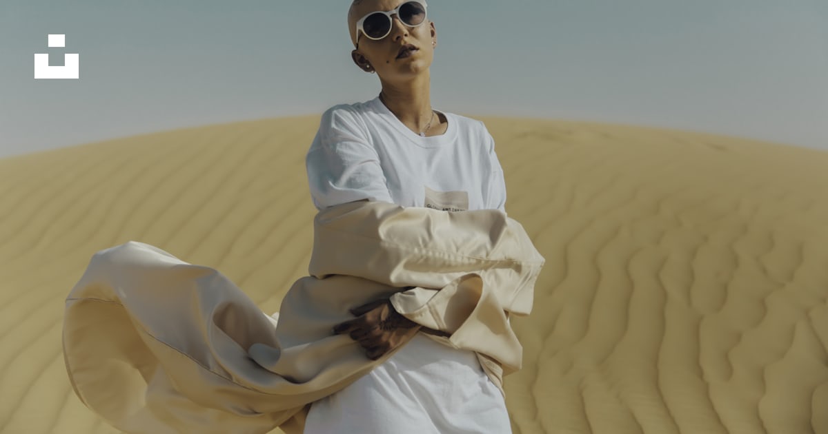Persona De Pie En El Desierto Durante El Día Foto Imagen De Calvo