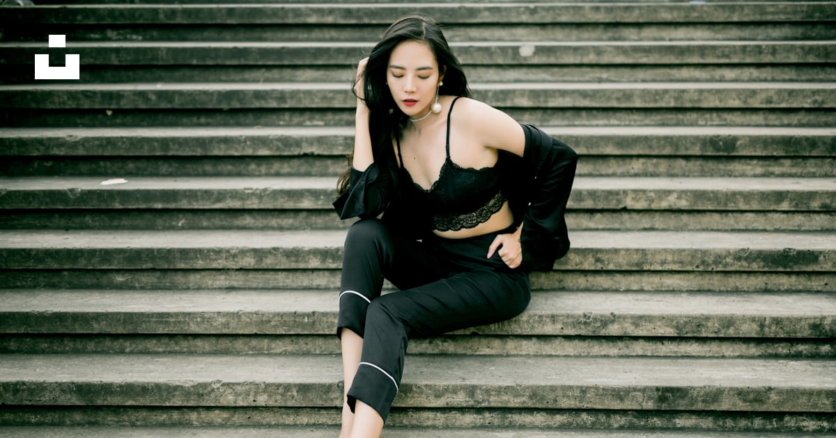 검은 브라렛 재킷 카프리 바지를 입고 계단에서 포즈를 취하는 여자 사진 Unsplash의 무료 껄무 이미지