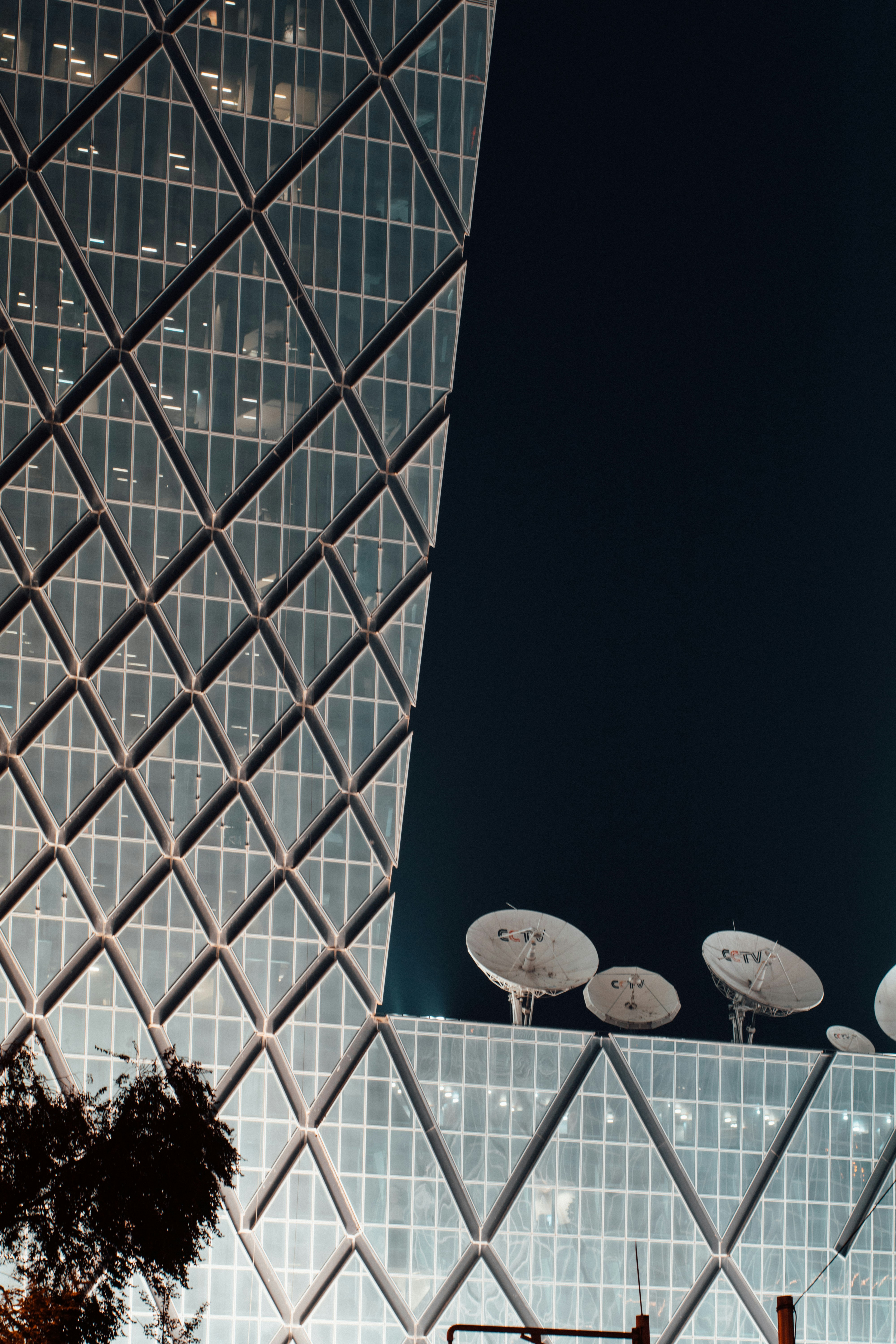 Night Diamond Grid: The Glass Tessellation of a Modern Tower