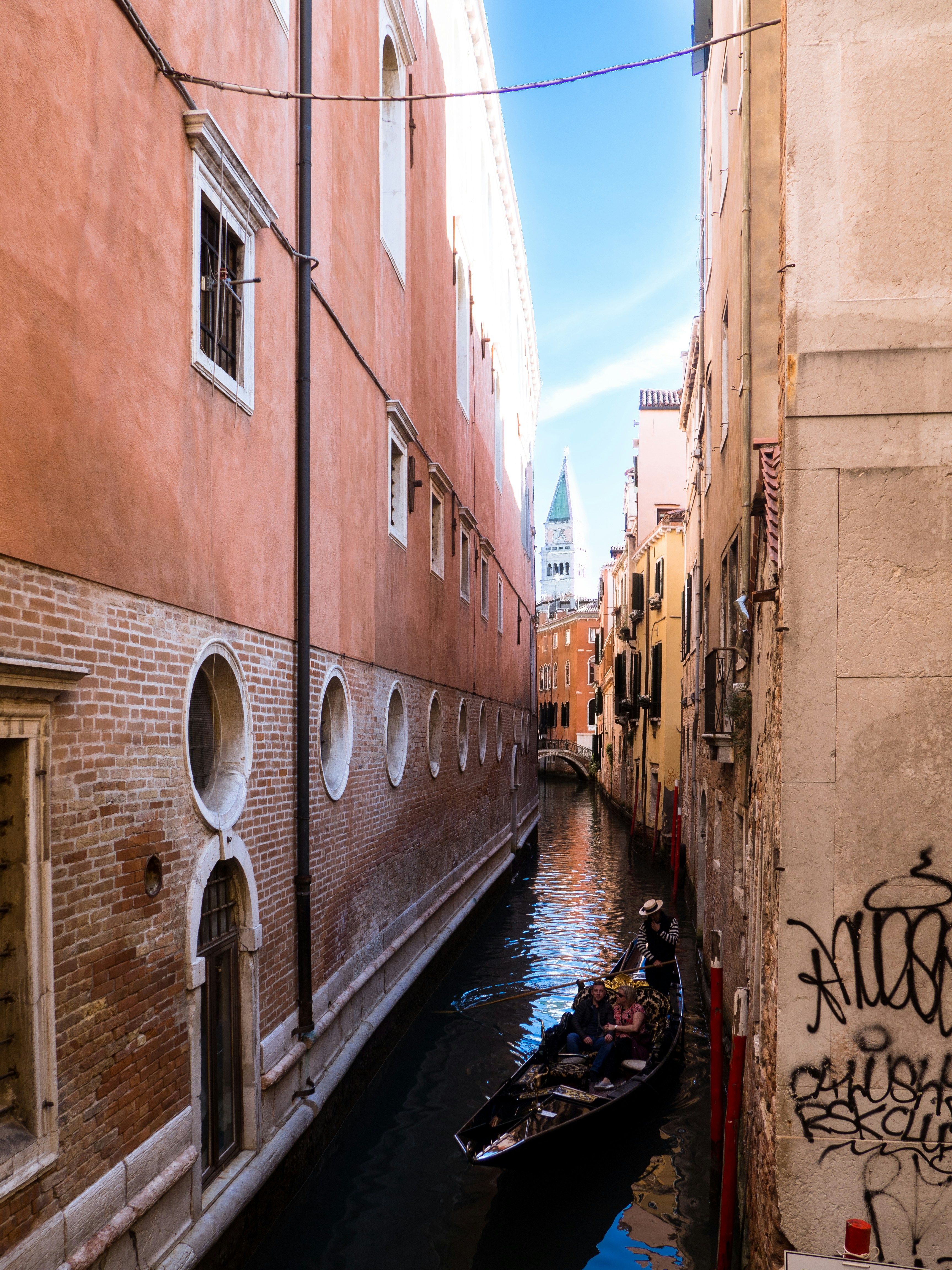 Several person sitting in canoe near Bridge of Sigh photo – Free Venice ...
