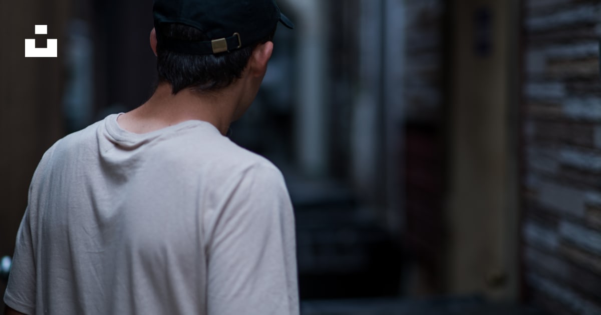 흰색 크루넥 티셔츠와 검은색 모자를 쓴 남자의 사진 사진 Unsplash의 무료 모자 이미지