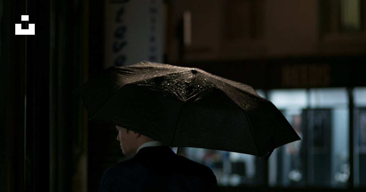 Foto Hombre en chaqueta de traje negro bajo paraguas – Imagen Cambridge ... Foto Hombre en chaqueta de traje negro bajo paraguas – Imagen Cambridge ...