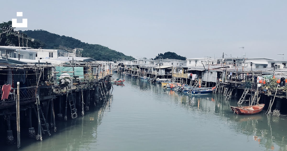 낮 동안 흐린 하늘 아래 수역 사진 Unsplash의 무료 중국 이미지