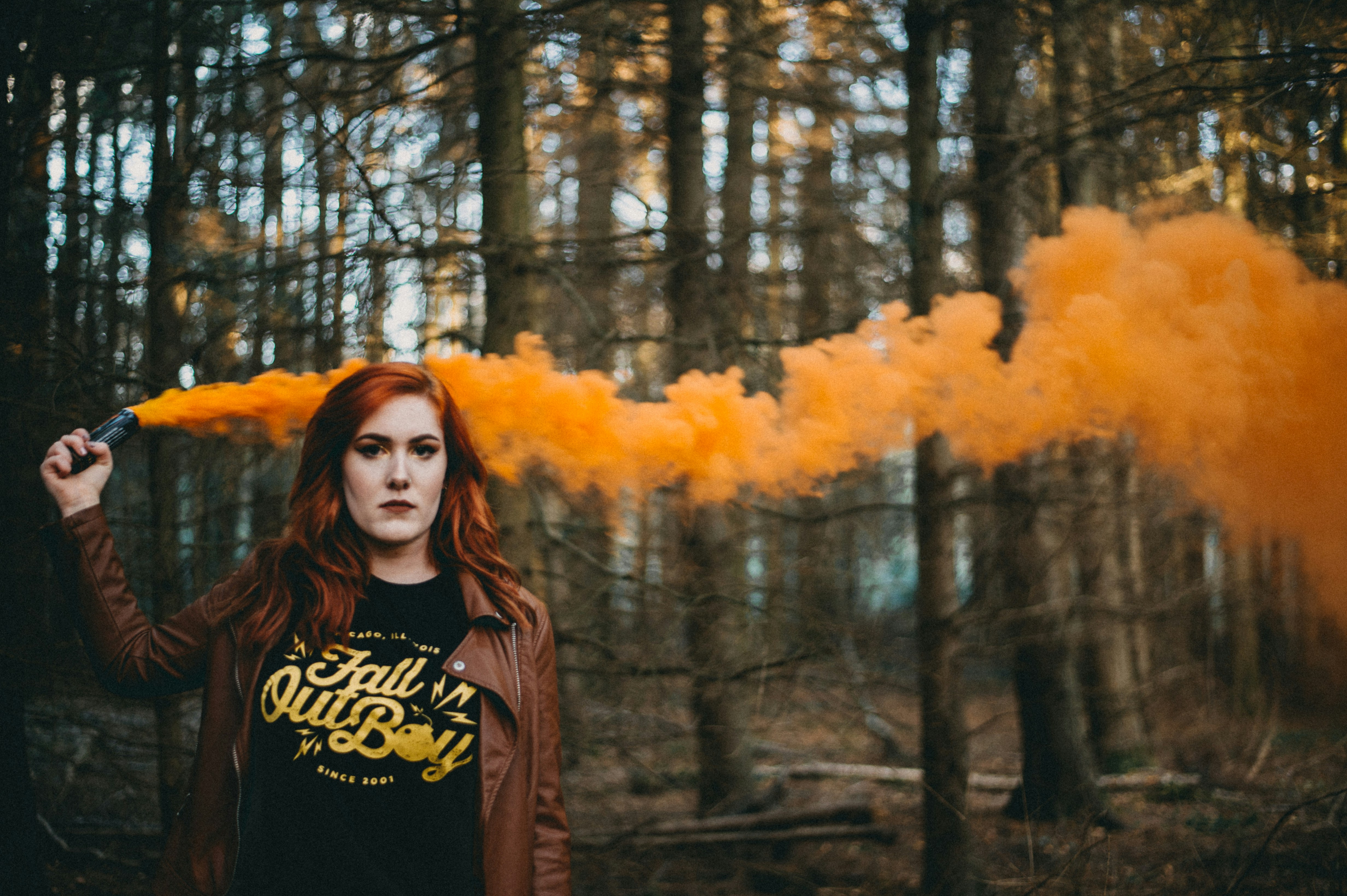 Foto Mujer sosteniendo una bengala de humo naranja – Imagen Mujer ...