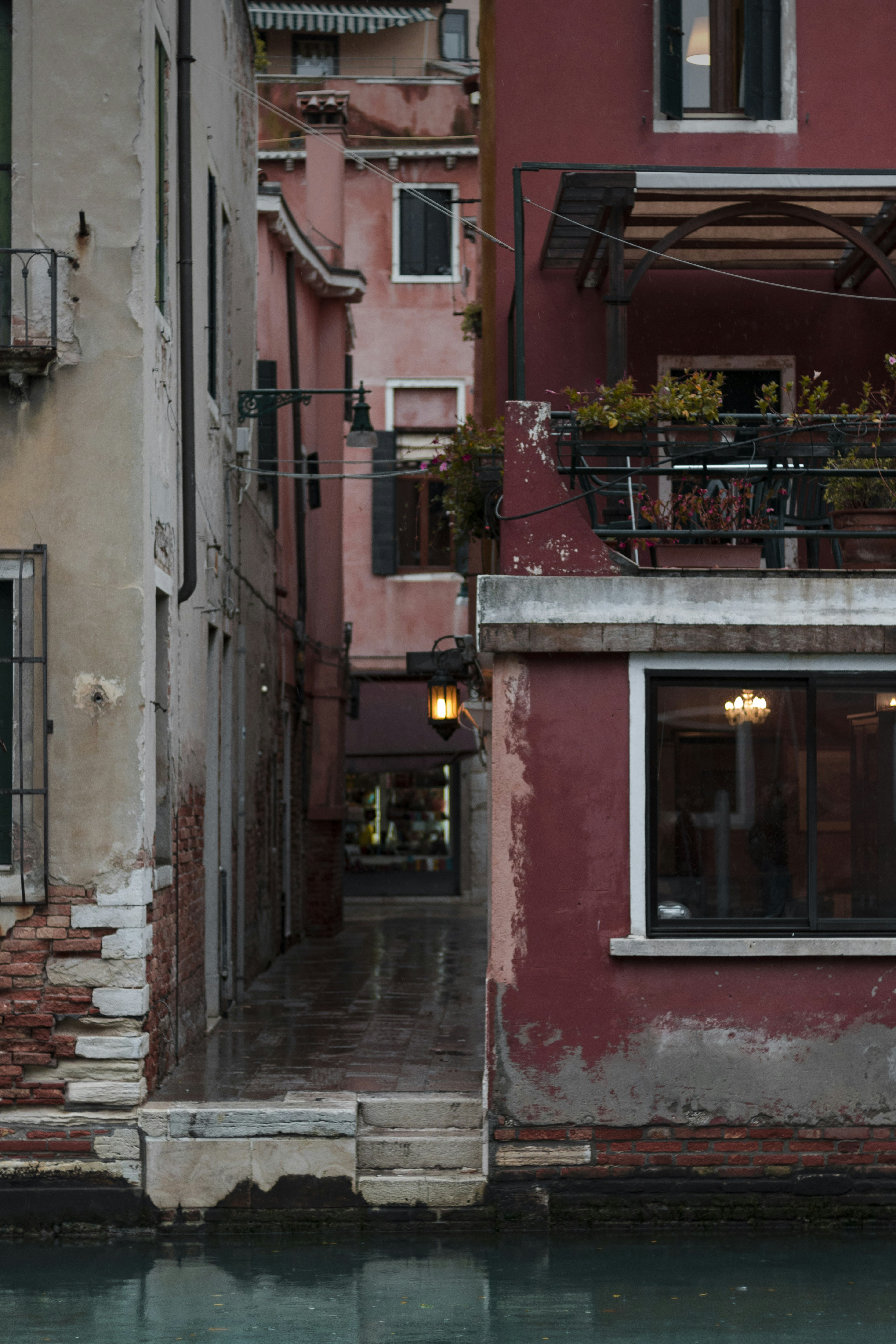 narrow pathway between buildings photo – Free Italy Image on Unsplash