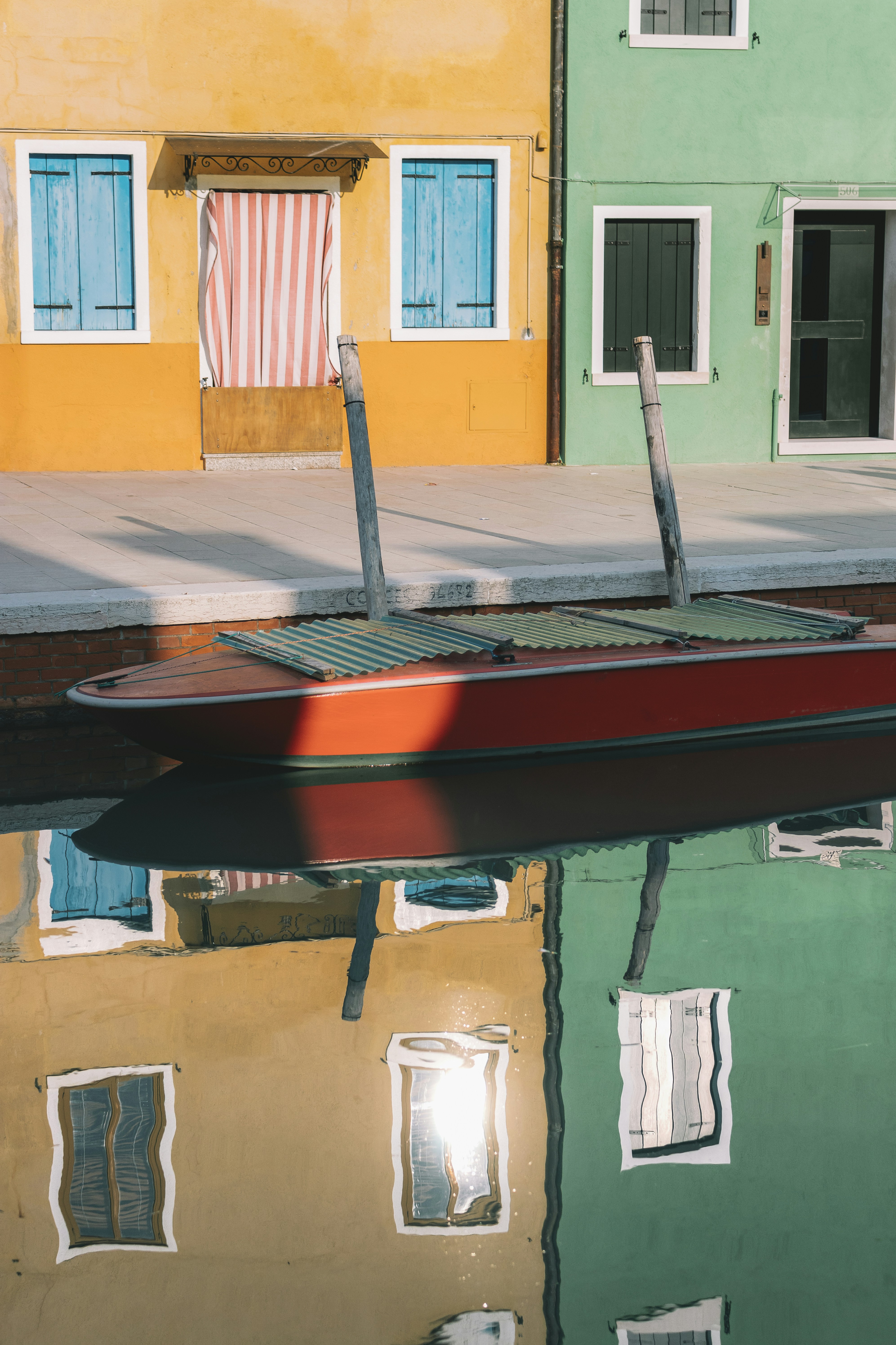 Red and green boat docking on dock photo – Free Venice Image on Unsplash