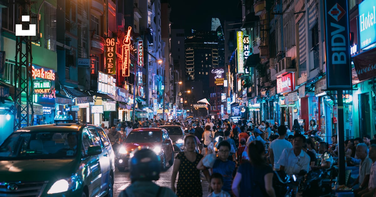 Grupo De Personas Que Caminan Por La Calle Durante La Noche Foto