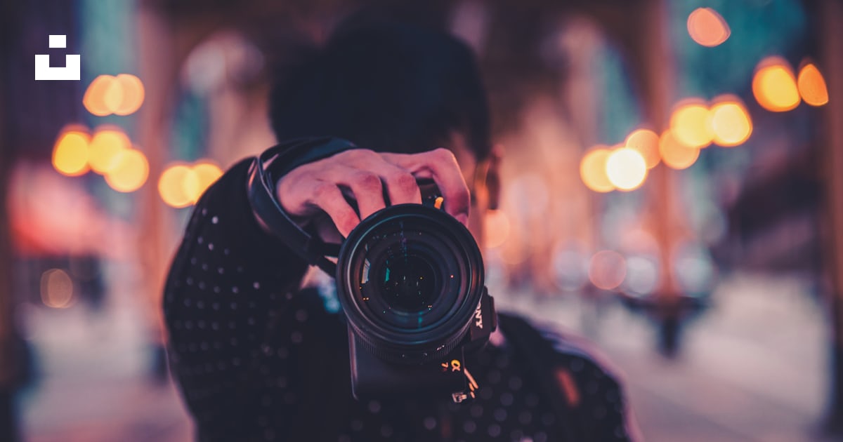 Hombre Sosteniendo Una Cámara Dslr Negra Foto Imagen De Chicago