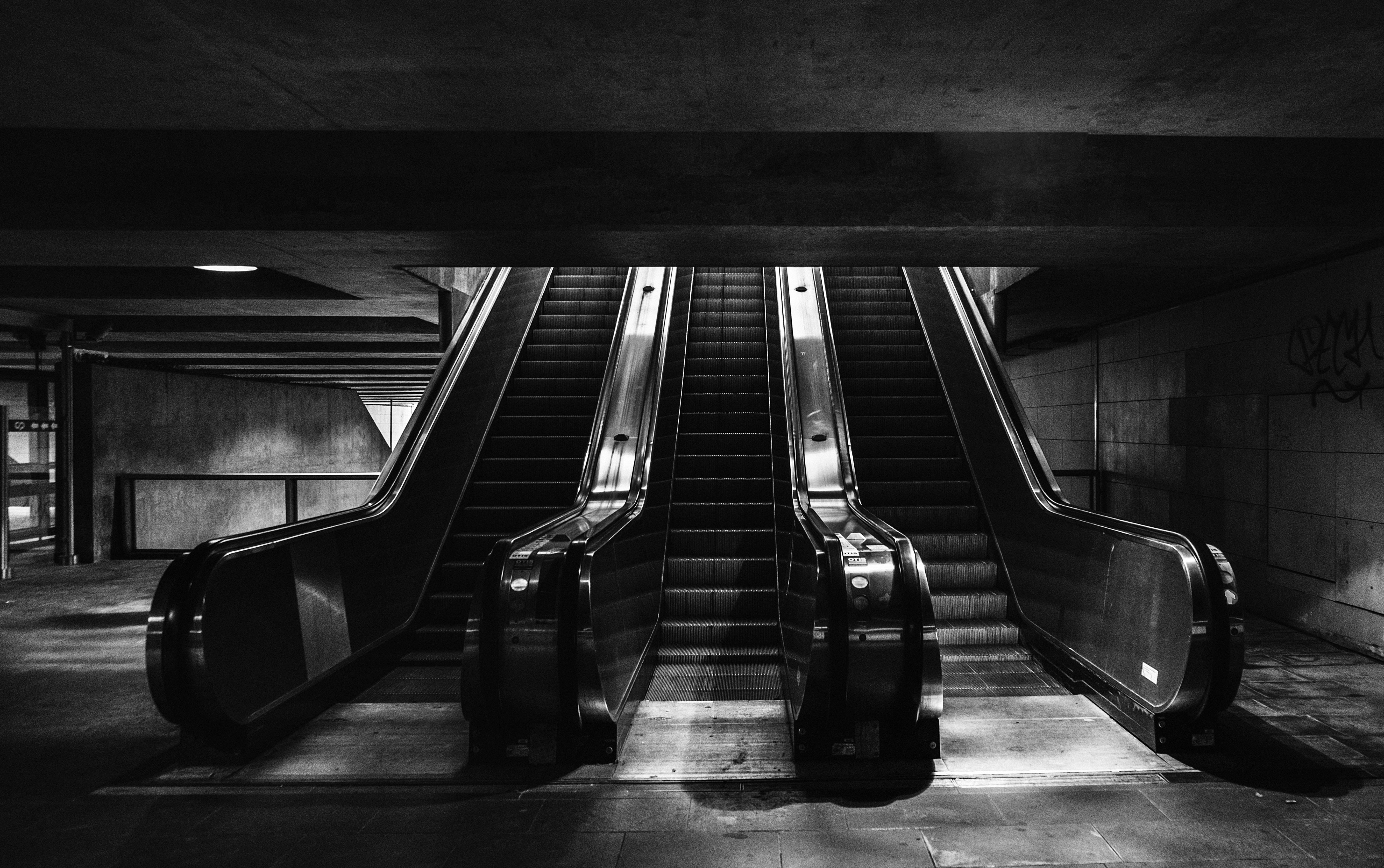 Grayscale photography of escalator photo – Free Staircase Image on Unsplash