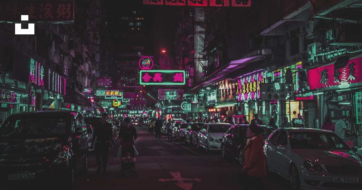 야간에 거리를 걷는 여러 사람 사진 Unsplash의 무료 자동차 이미지