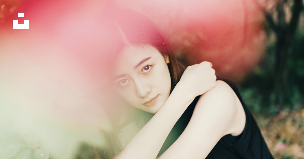 나무 앞에서 팔짱을 끼고 앉아있는 여자 사진 Unsplash의 무료 여자 이미지