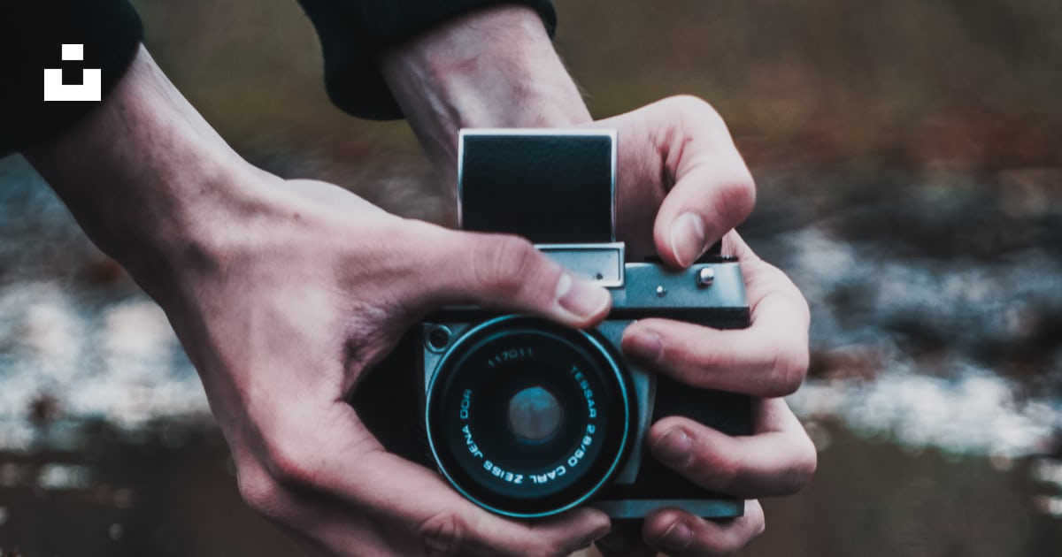 Dslr 카메라를 들고 있는 사람 사진 Unsplash의 무료 독일 이미지