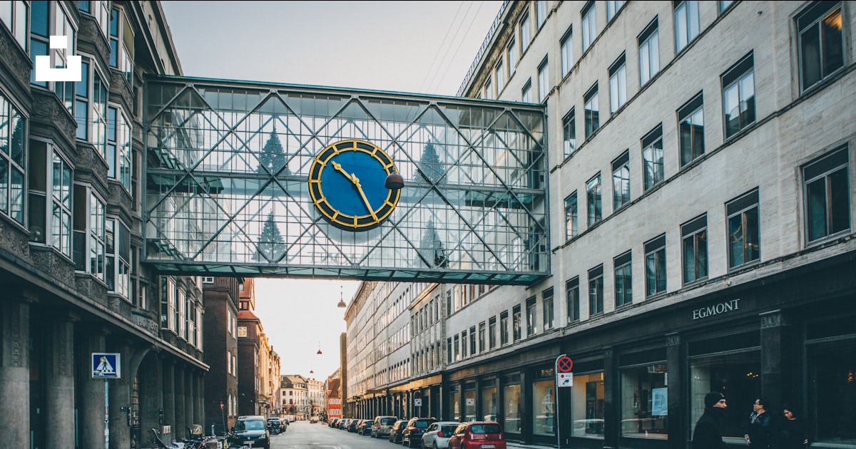 Menschen, die tagsüber auf der Straße gehen, umgeben von Gebäuden Foto ... Menschen, die tagsüber auf der Straße gehen, umgeben von Gebäuden Foto ...