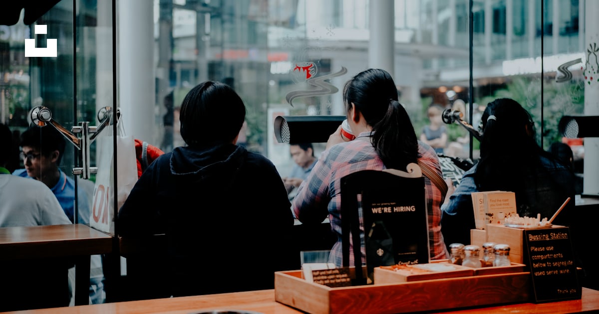 식당에 앉아있는 사람들 사진 Unsplash의 무료 식당 이미지