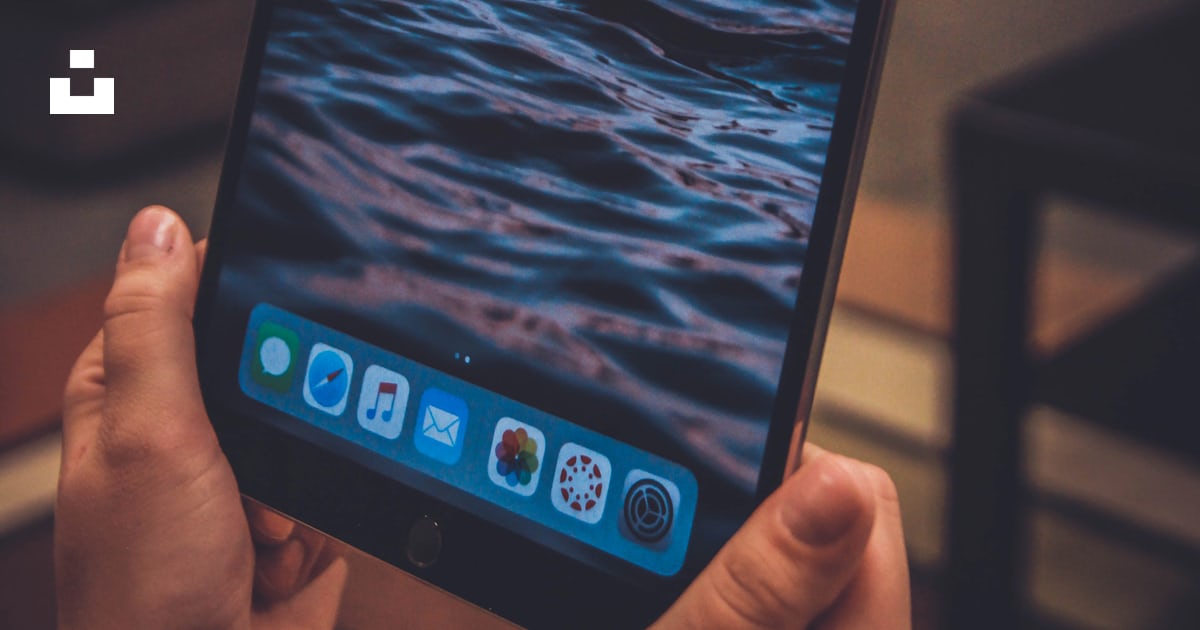 Ipad를 사용하는 사람 사진 Unsplash의 무료 포틀랜드 이미지