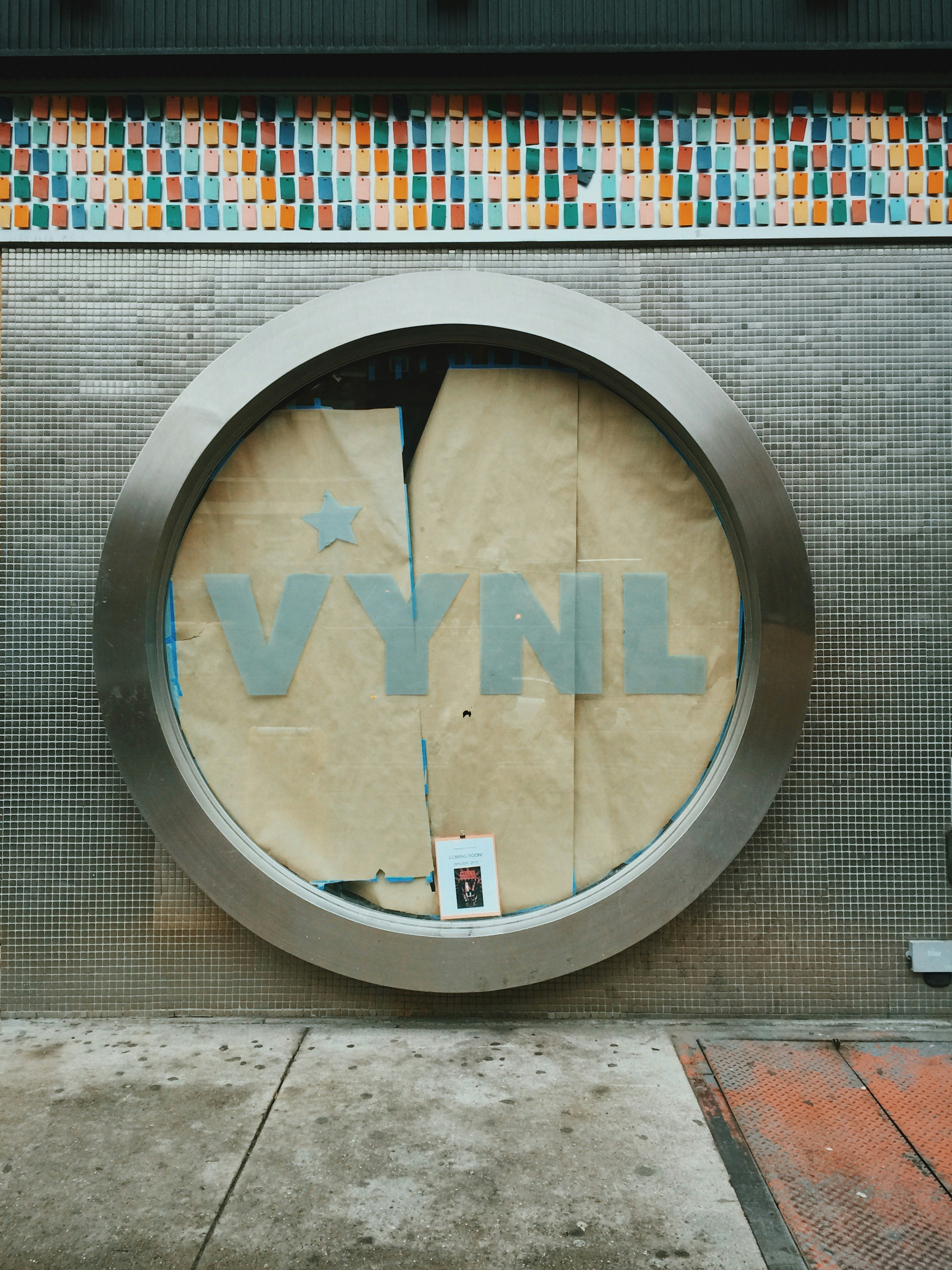 Round gray metal VYNL wall d ecor photo – Free Urban Image on Unsplash