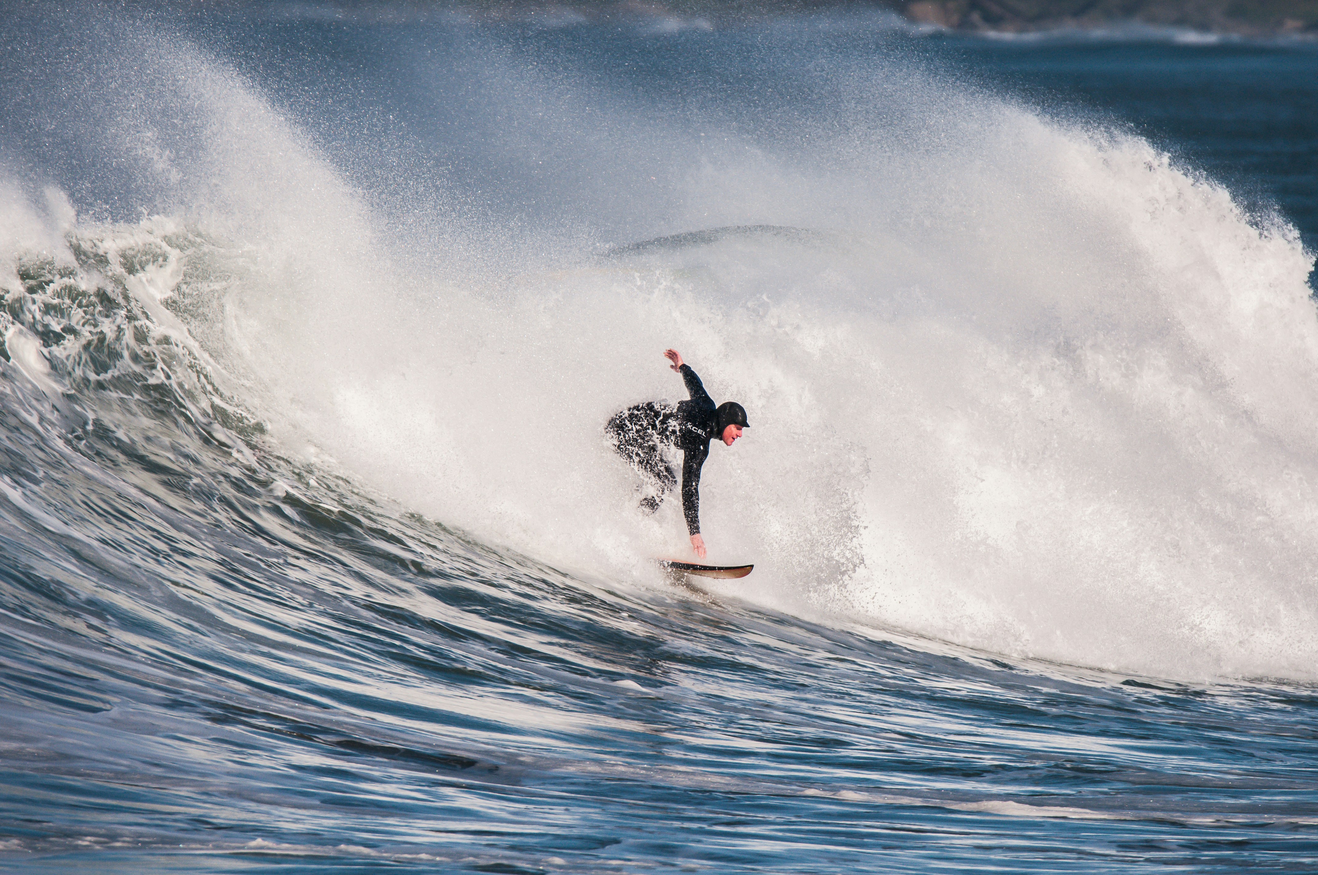 Hombre surfeando durante el día foto – Imagen de Salpicar gratuita en ...
