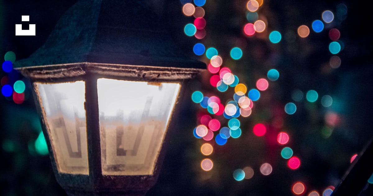 Bokeh Light 배경이 있는 조명이 켜진 램프 기둥의 사진을 닫습니다 사진 Unsplash의 무료 고아 이미지