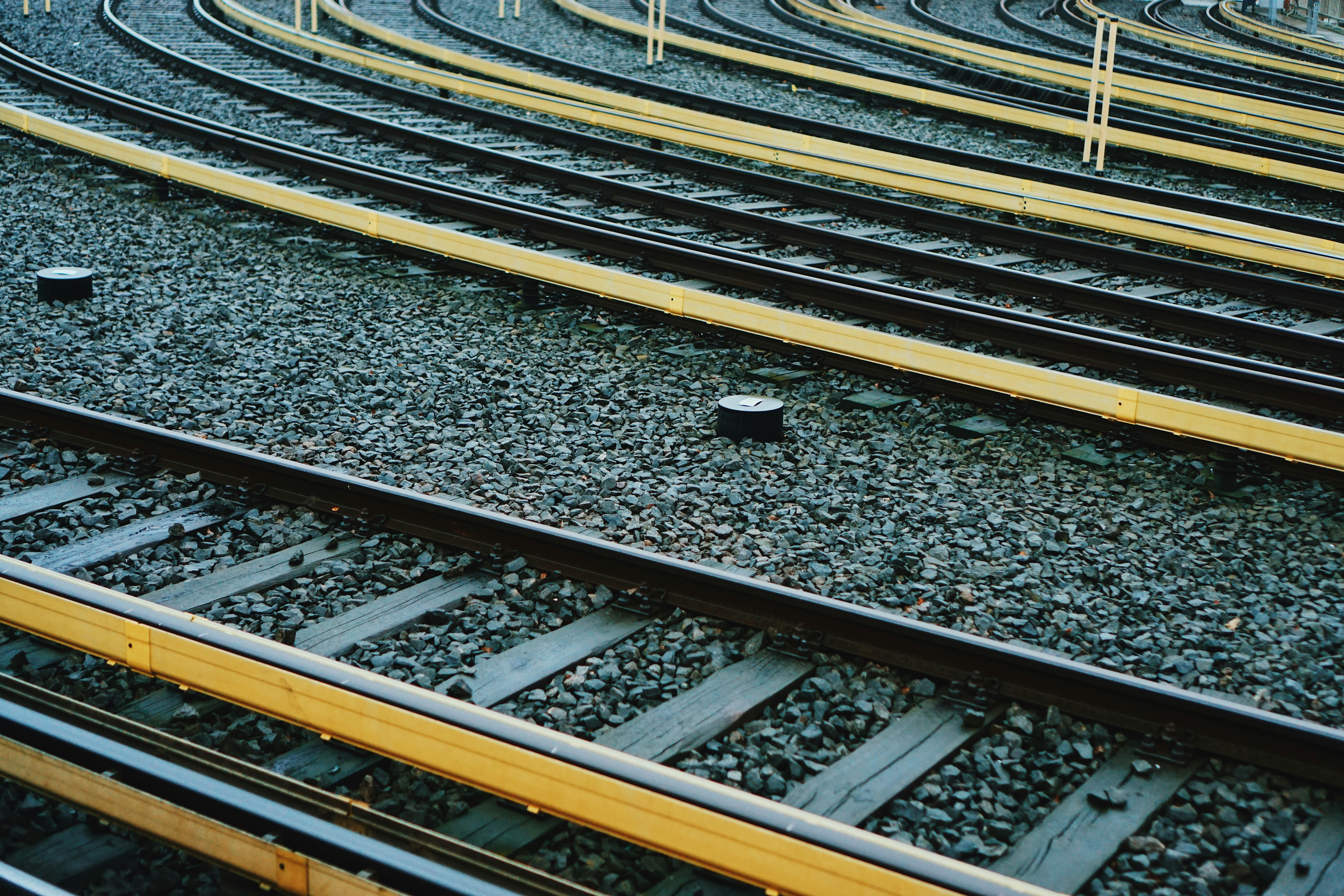 Bahn lines | black and yellow train trailers