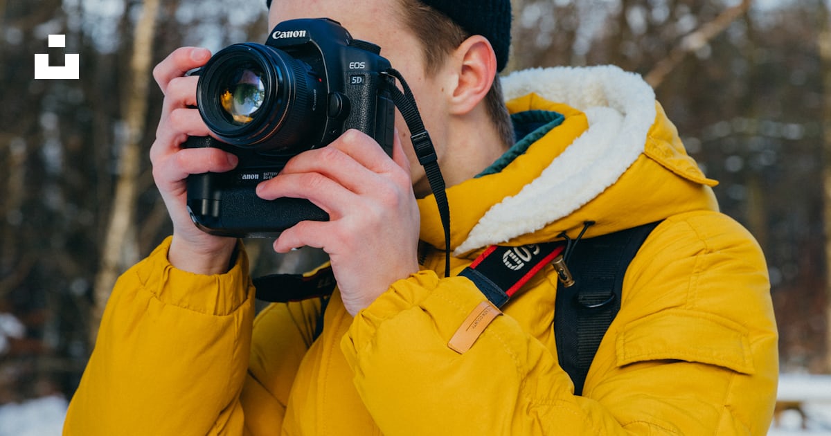 Hombre Usando Una Cámara Canon Dslr Negra Durante El Día Foto Imagen
