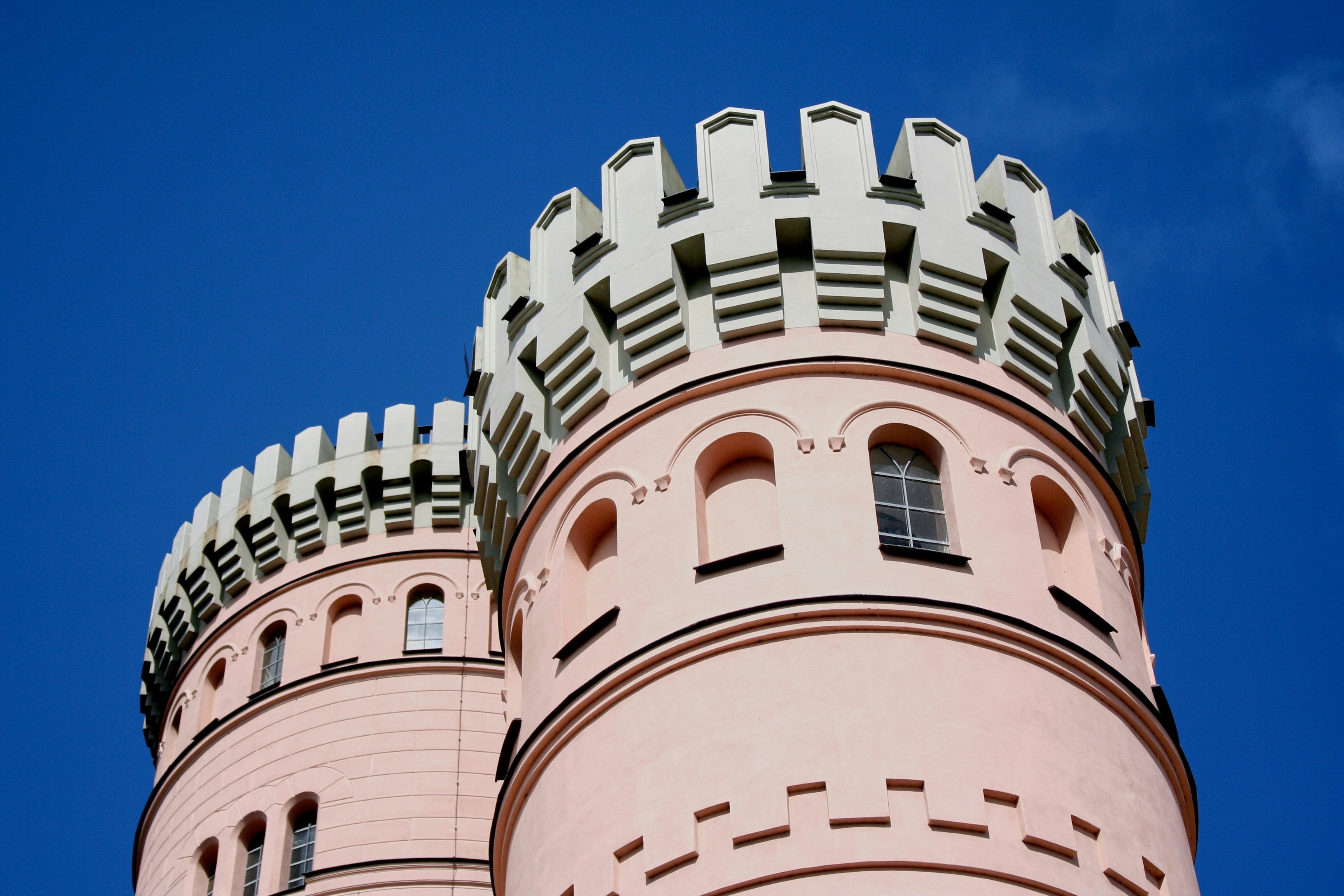 Foto Torre rosa e branca sob o céu nublado azul – Imagem de Torre ...