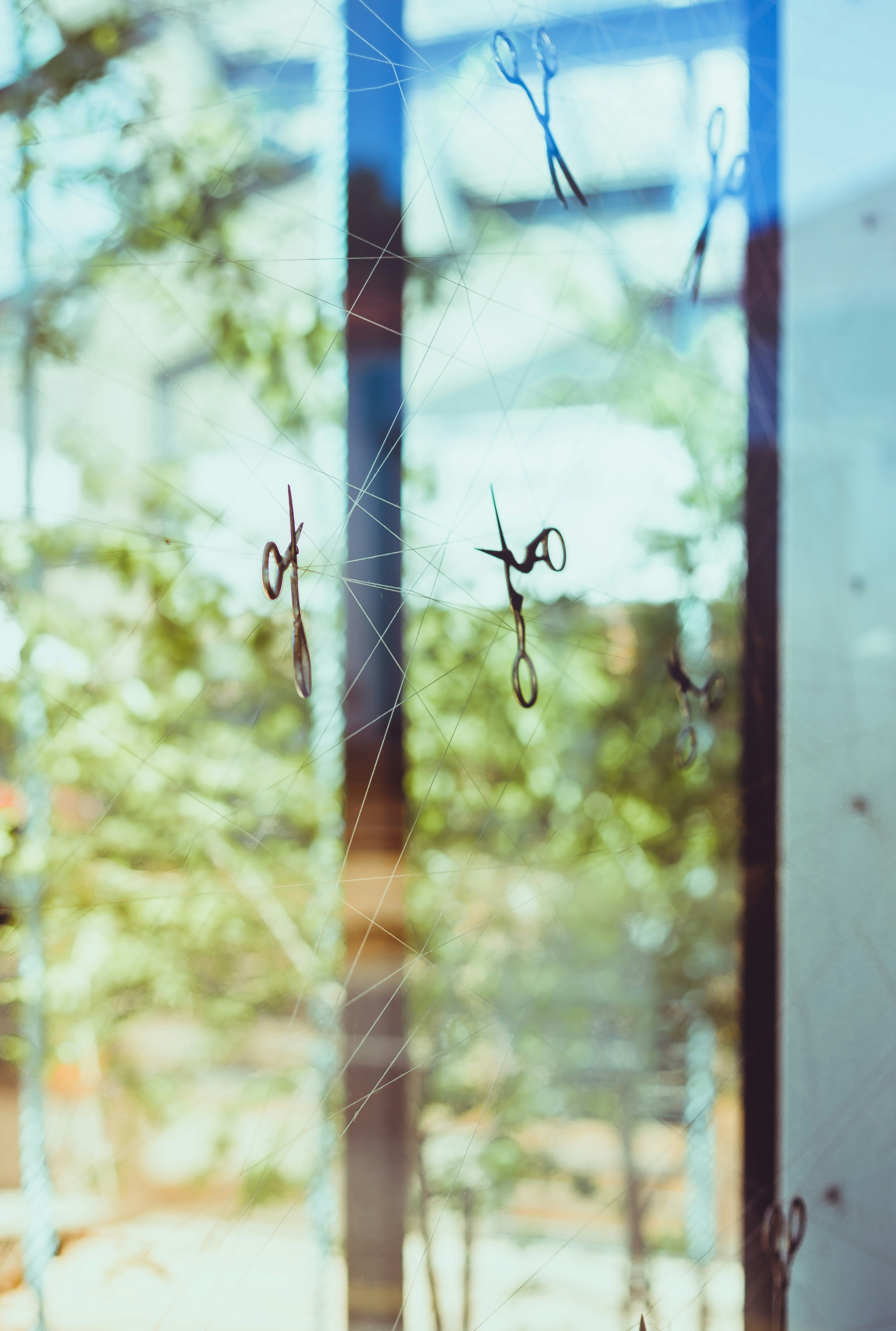 Gray steel scissor decoration photo – Free City Image on Unsplash