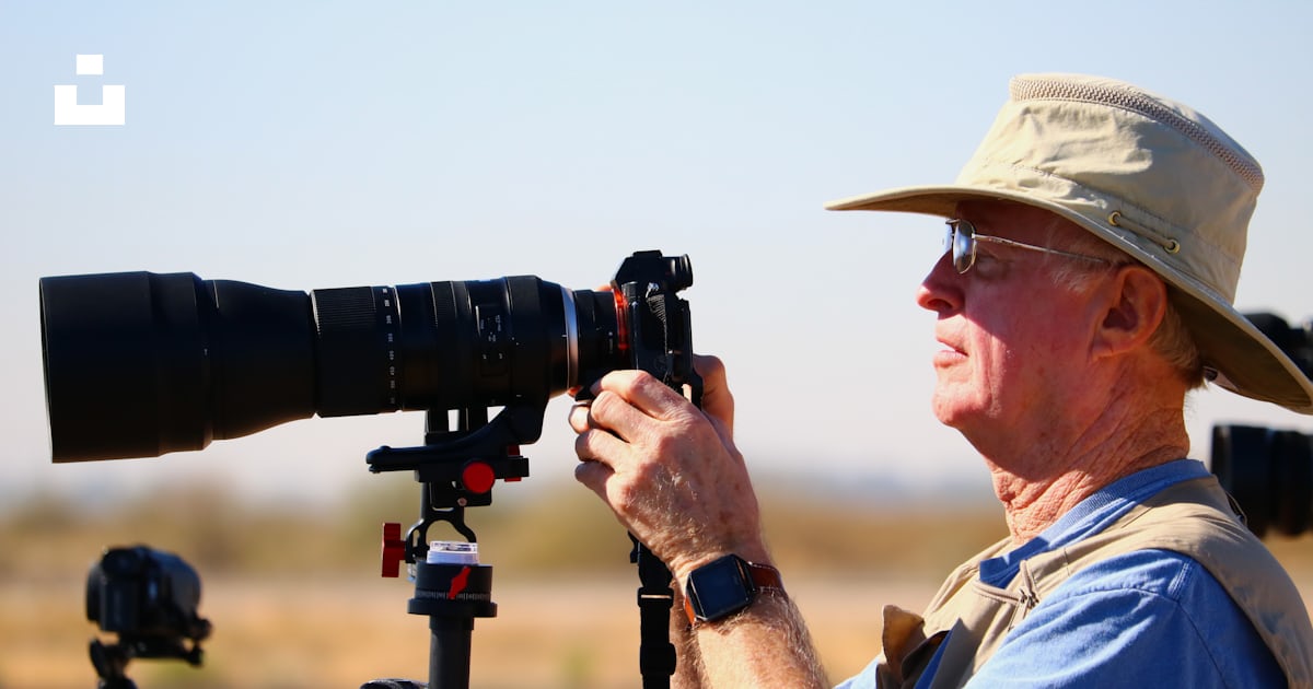 Foto Hombre Sosteniendo Una Cámara Dslr Imagen Cámara Gratis En Unsplash