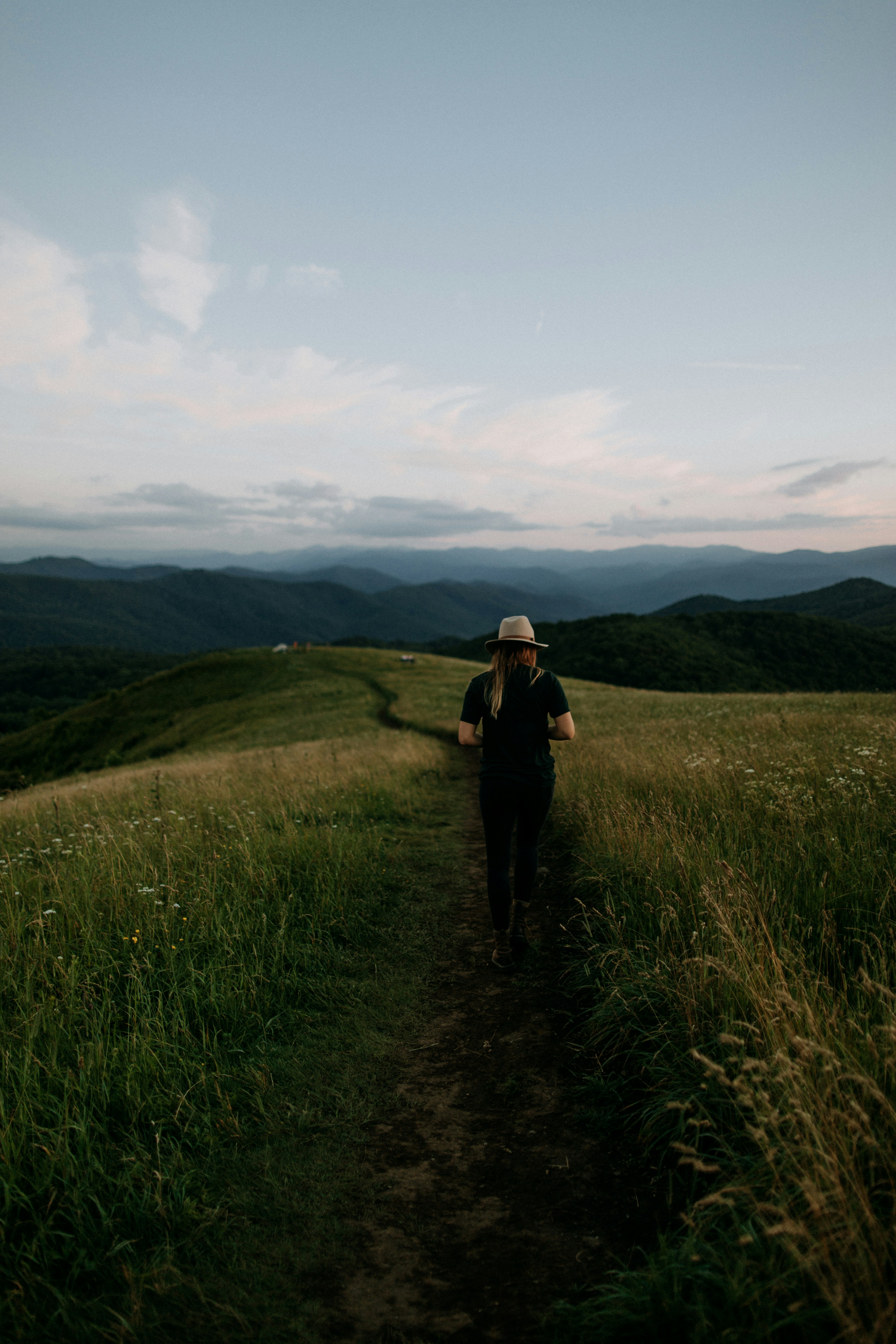 Woman in the meedle of grassfield aunder blue sky photo – Free United ...